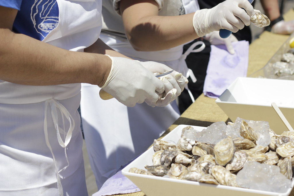 Shellfish 101: How to Shuck Oysters | US Harbors