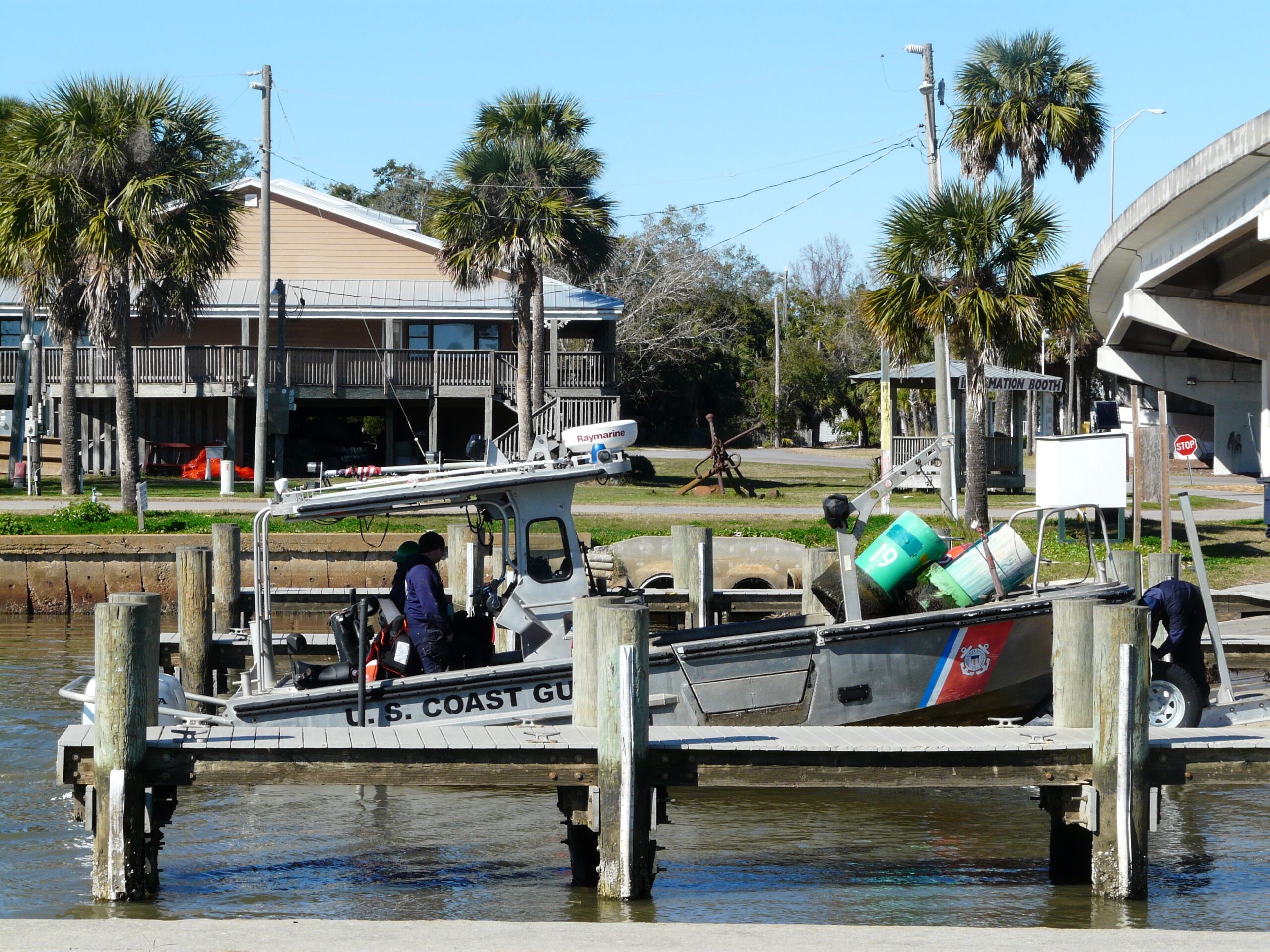 How to Load a Boat on Trailer in Crosscurrent | US Harbors